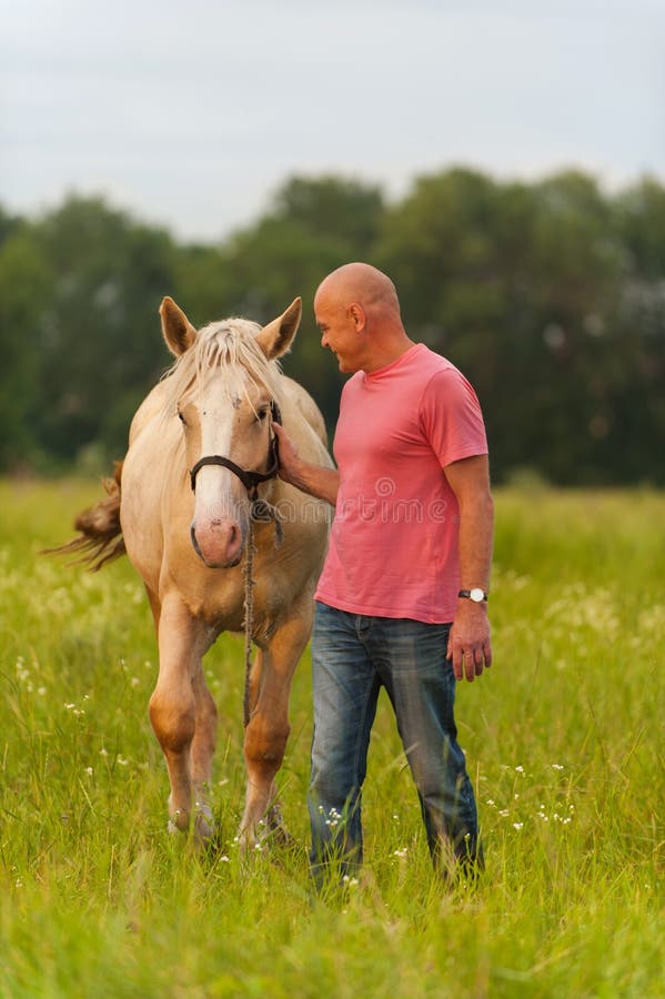 Ein Mann Geht Mit Seinem Pferd Stockbild - Bild von welle, bild: 36211875