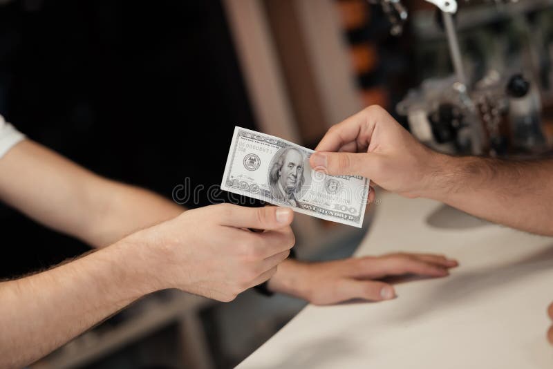 Ein Mann Gibt Einem Anderen Mann Geld Stockfoto - Bild von person ...