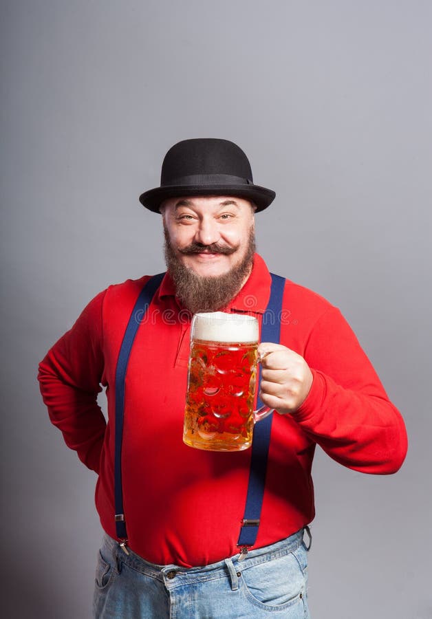 Ein Mann Mit Einem Glas Bier Stockbild - Bild von liter, alkohol: 77835751