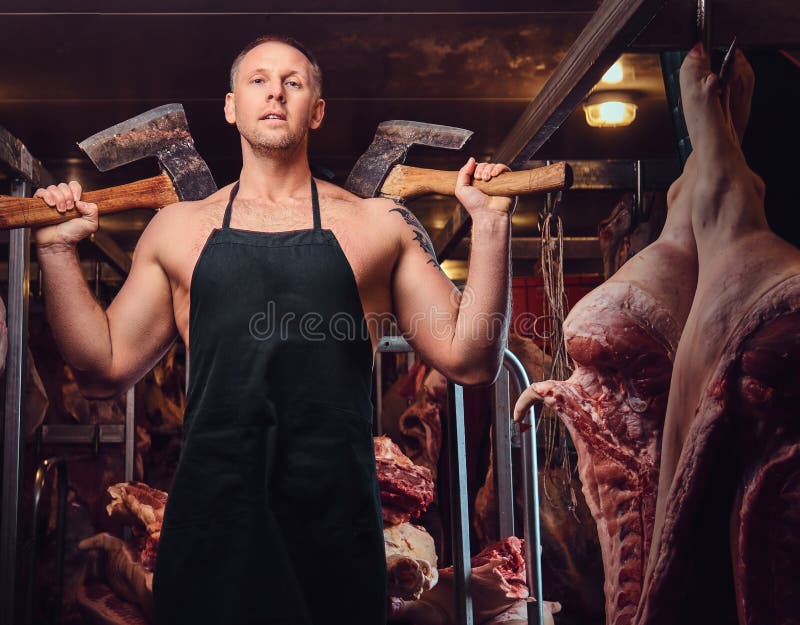Ein Metzger Hält Eine Axt in Einer Fleischfabrik Stockbild - Bild von ...