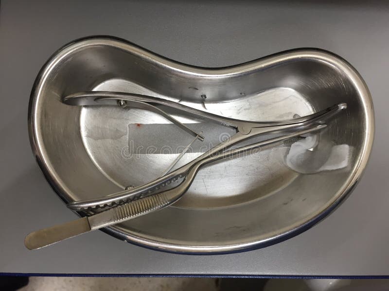 Ein Nasaler Speculum Und Ein Bajonett in Einem Silbertablett Stockfoto ...