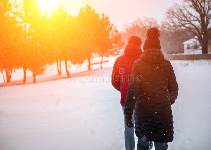 Ein Paar Leute Gehen in Den Winter Park Stockfoto - Bild von glücklich ...