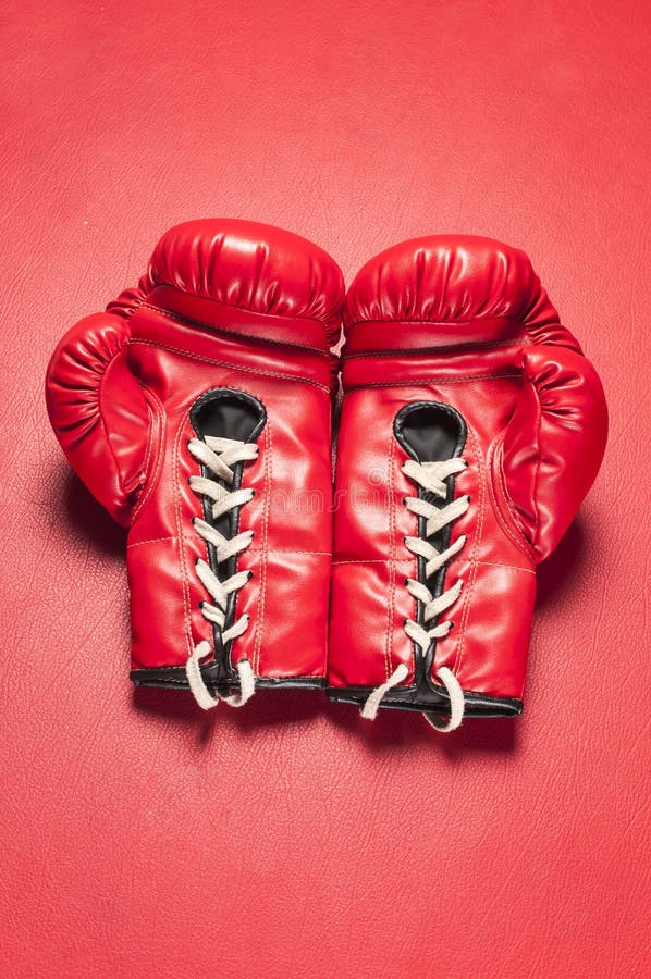 Ein Paar Rote Boxhandschuhe Stockfoto - Bild von studio, ausrüstung ...