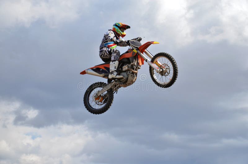 Sportler Auf Dem Motorrad Fliegt Durch Die Luft Stockbild - Bild von ...