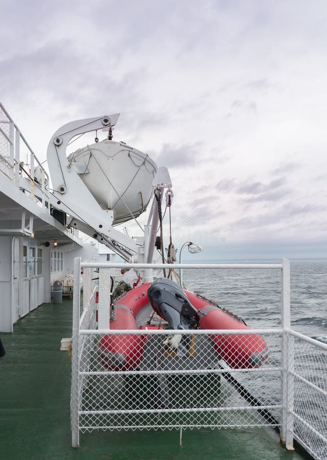 Rettungsboot Auf Einem Schiff Stockfoto - Bild von rettungsboot, hilfe ...