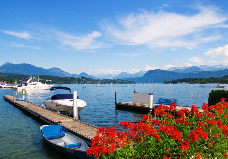 Ein See stockfoto. Bild von himmel, boote, boot, blau - 6059952
