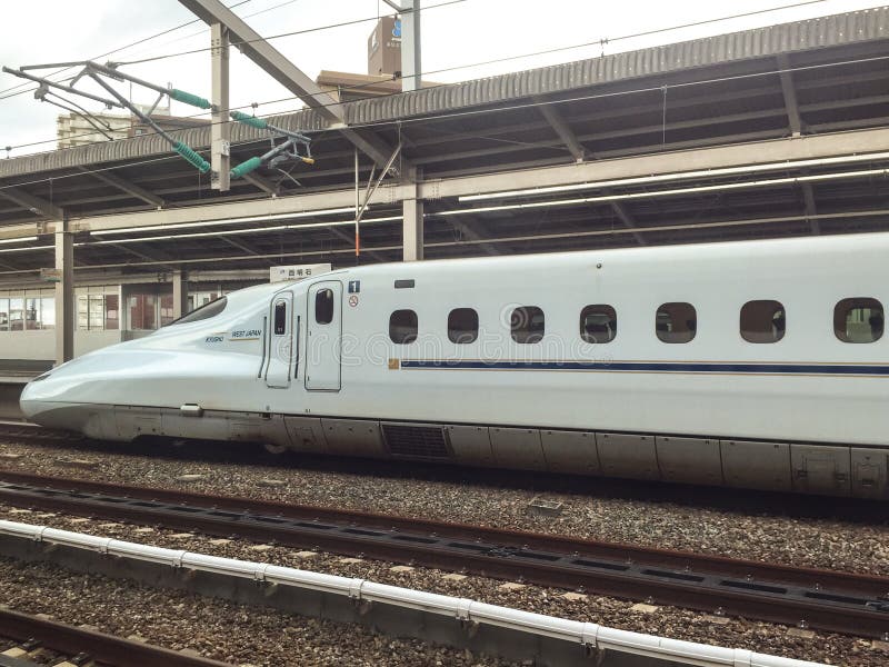 Ein Shinkansen-Zug in Kyoto, Japan Redaktionelles Stockfoto - Bild von ...