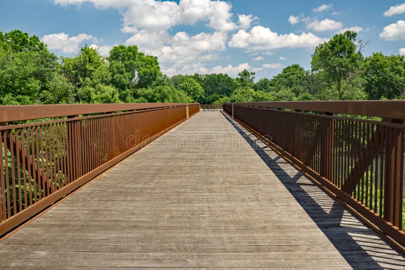 Ein Steg Auf Einem Lokalen Greenway Redaktionelles Stockfotografie ...