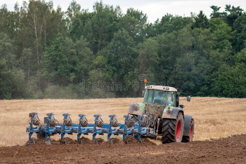 Traktor Pflug Stockfotos und Bilder - Laden Sie 17,528 lizenzfreie ...