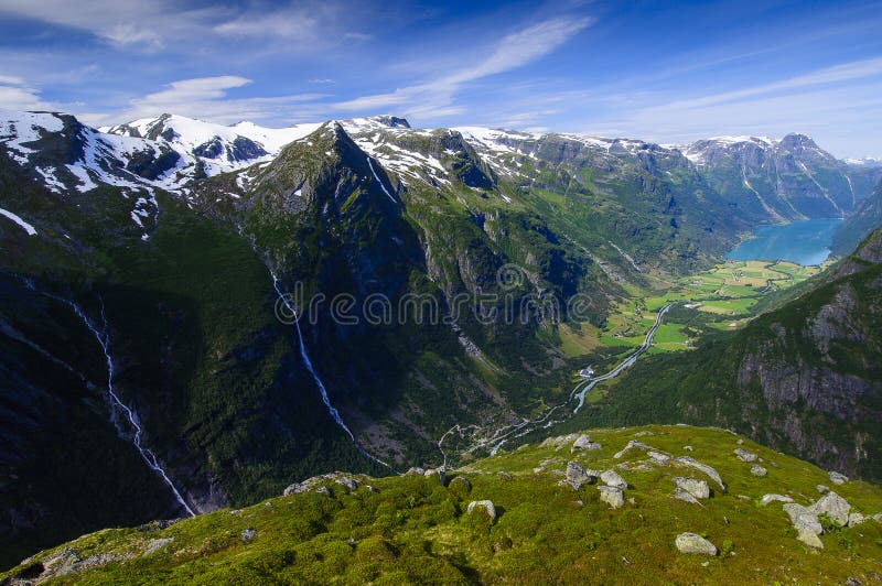 Ein Trogtal von Norwegen stockfoto. Bild von abgedeckt - 59735238