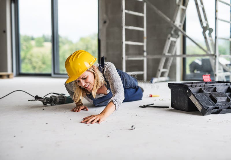Ein Unfall Einer Arbeitnehmerin an Der Baustelle Stockbild - Bild von ...
