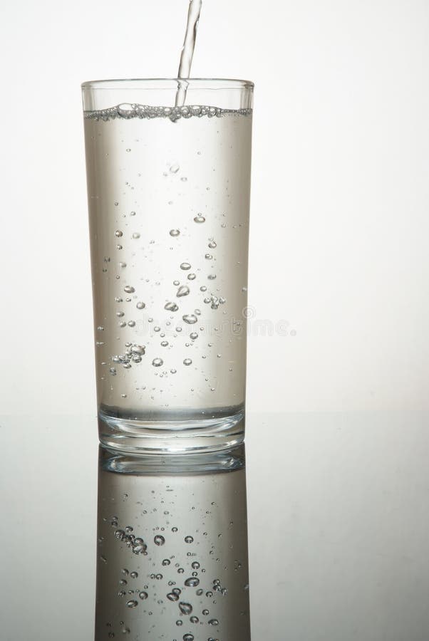 Ein volles Wasserglas stockfoto. Bild von spritzen, transparenz - 5979704