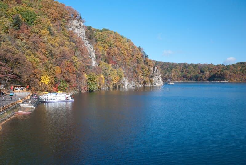 Ein Vulkansee stockfoto. Bild von farbe, rosa, wald, seen - 35043592