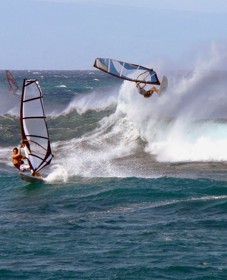 Ein Windsurfer in Den Großen Wellen Stockfoto - Bild von jugend, ozean ...