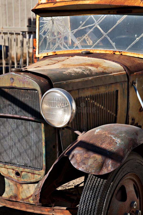 Ein Wirklich Altes Rostiges Auto Mit Unterbrochenem Fenster Stockbild ...