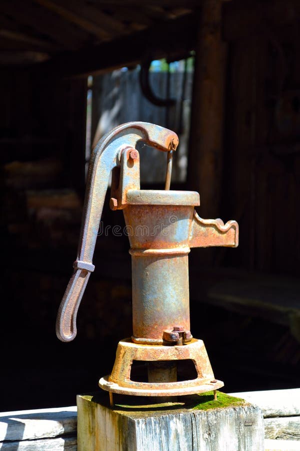 Eine Alte Pumpe Der Eisernen Hand Stockfoto - Bild von rost, eisen ...