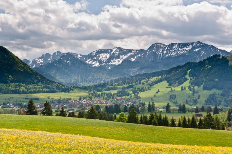 Eine Ansicht Zum Buching Dorf in Den Bayerischen Alpen Stockfoto - Bild ...