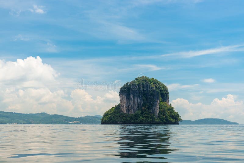 Eine Einsame Malerische Unbewohnte Insel Stockfoto - Bild von hügel ...
