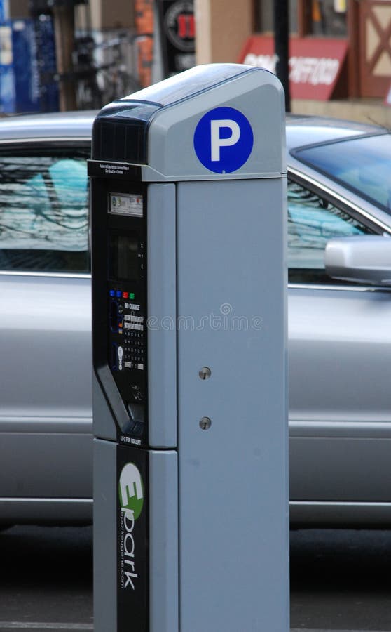 Eine elektronische Parkuhr redaktionelles stockfoto. Bild von bahnhof ...