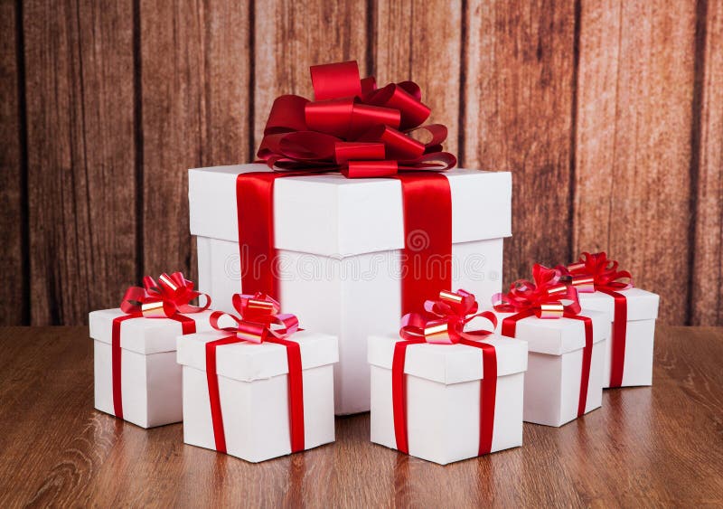 Eine Große Weiße Geschenkbox Und Weiße Geschenkboxen Stockfoto - Bild ...