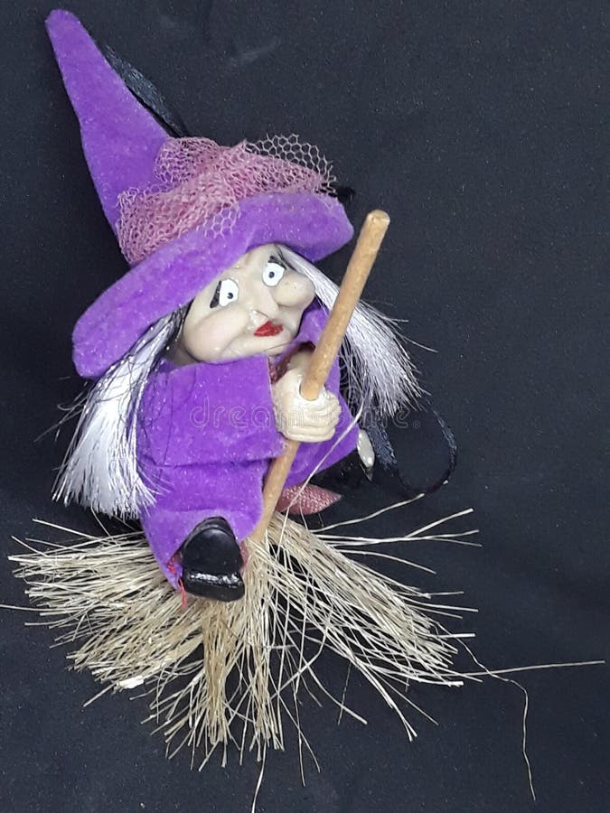 Gute Hexe Im Hut Liest Magische Banne Im Buch Auf Dem Nebelhintergrund ...