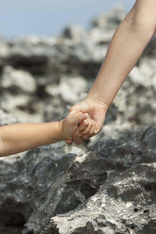 Eine helfende Hand stockfoto. Bild von bruderschaft, liebe - 18053814