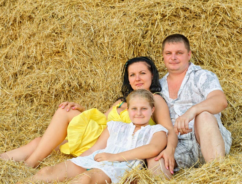 Eine Junge Familie, Ein Vater, Eine Mutter Und Eine Tochter Stockbild ...