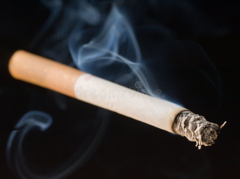 Eine rauchende Zigarette stockbild. Bild von drogen, krebsartig - 2942007