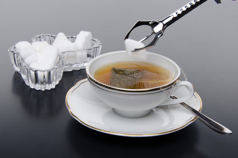 Eine Tasse Tee mit Zucker stockbild. Bild von zucker - 40714529