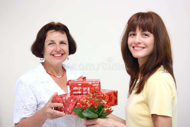 Eine Tochter, Die Ihrer Mutter Geschenke Gibt Stockfoto - Bild von ...
