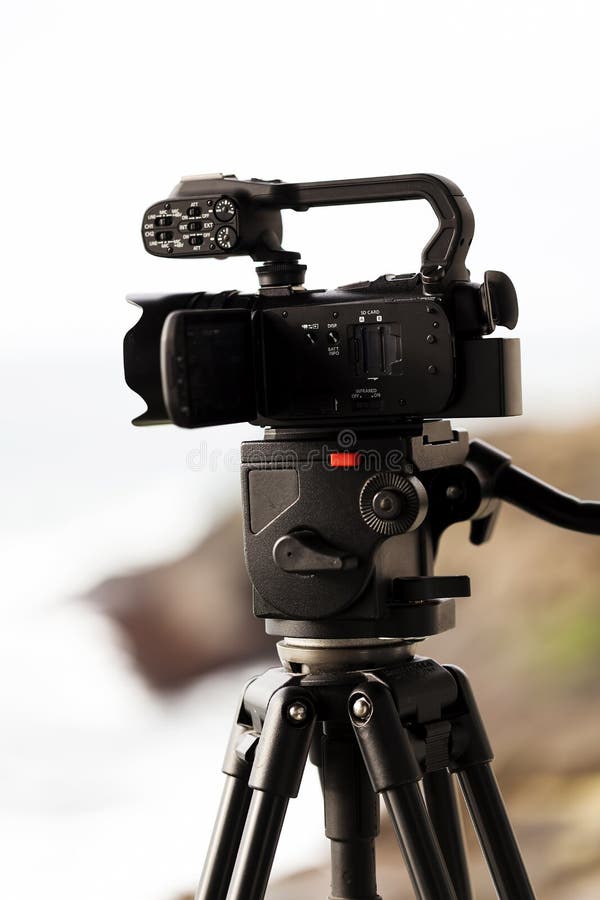 Schwarze Videokamera Eingehangen An Der Ansicht Des Stativs 3/4 ...