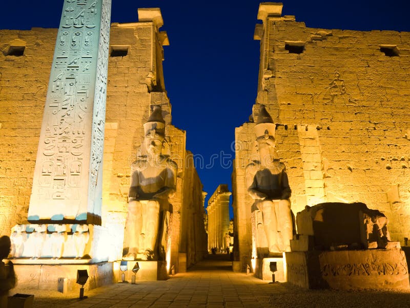 Eingang des Luxor-Tempels stockfoto. Bild von gondelstiel - 8755796
