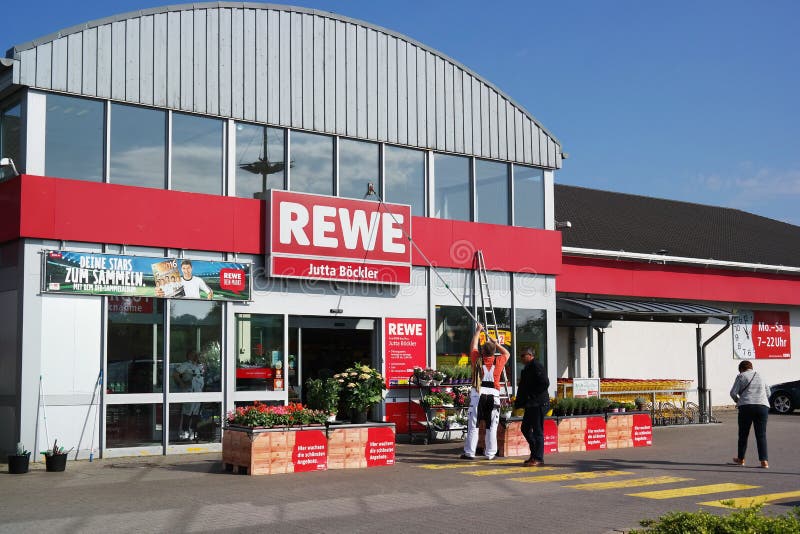 REWE-Supermarkt-Informationsplakat Steht Auf Parkplatz Redaktionelles ...