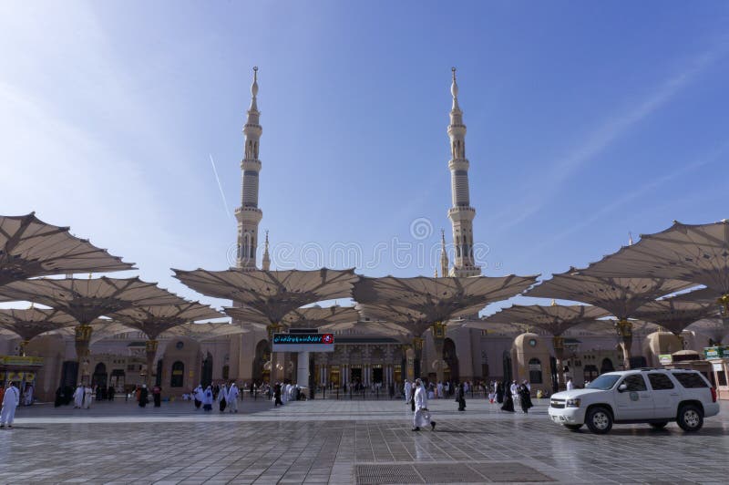 Eingang Masjid (Moschee) Des Als Nabawi in Medina Redaktionelles Foto ...