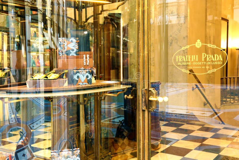 Eingang Von Butike Fratelli Prada in Mailand, Italien Redaktionelles ...