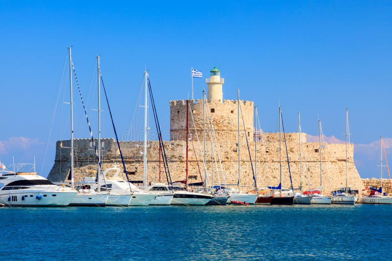 Eingang Zu Mandraki-Hafen Rhodos Stockfoto - Bild von griechenland ...