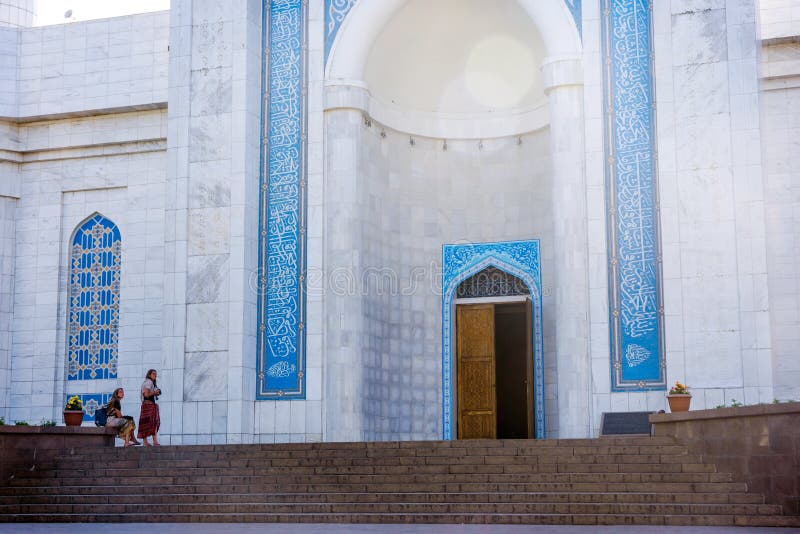 Eingang Zu Zentraler Moschee Almatys, Kasachstan Redaktionelles ...