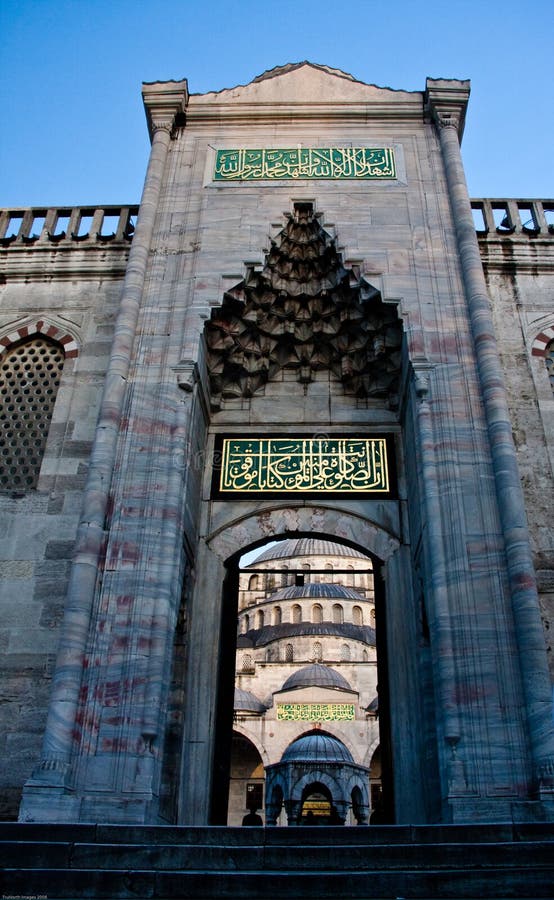 Eingang zur Blauen Moschee stockbild. Bild von truthahn - 14293763