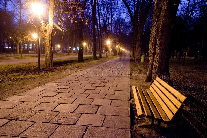Einsame Bank im Park stockfoto. Bild von draussen, unterhaltung - 1921996
