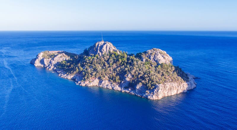 Einsame Insel in Der Abendsonne Stockbild - Bild von busch, felsen ...