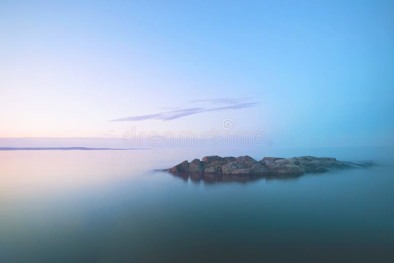 Einsame Insel im See stockfoto. Bild von berg, sonnig - 75023062