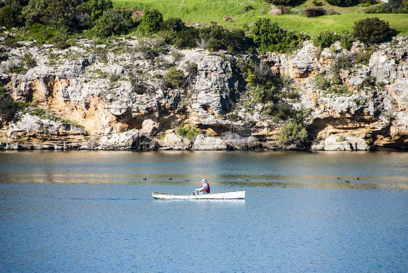 Einsamer Kayaker stockbild. Bild von felsen, wasser, ruhe - 43468999