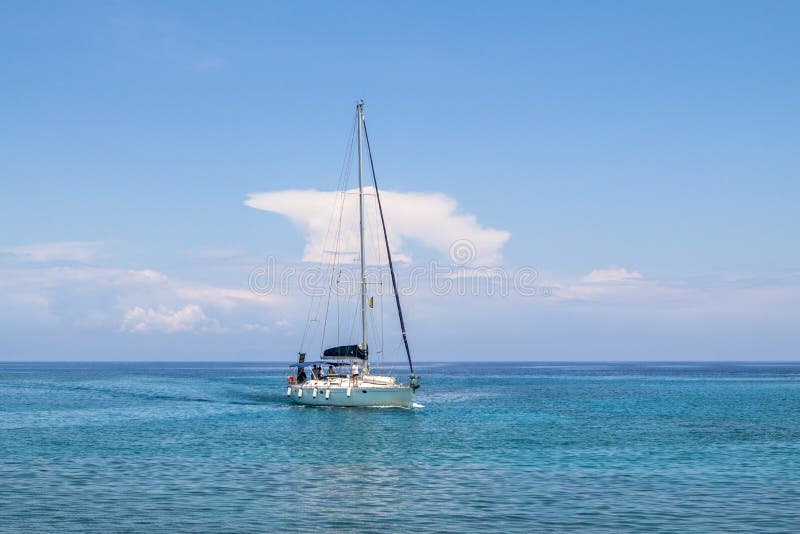 Ein Einsames Segelboot Im Blauen Meer Stockbild - Bild von boot, himmel ...