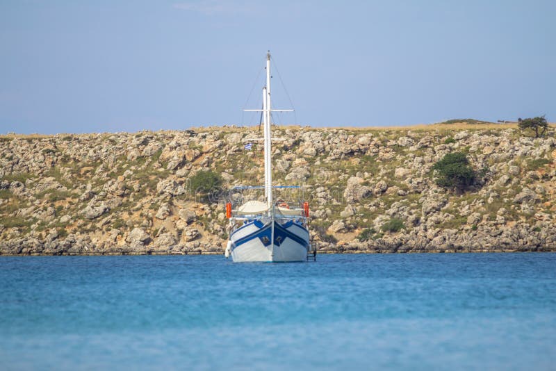 Einsames Boot im Meer stockfoto. Bild von freizeit, blau - 112353954