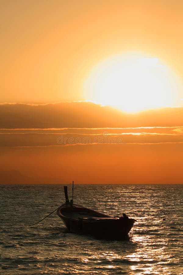 Einsames Boot im Meer stockfoto. Bild von boot, segel - 28758158