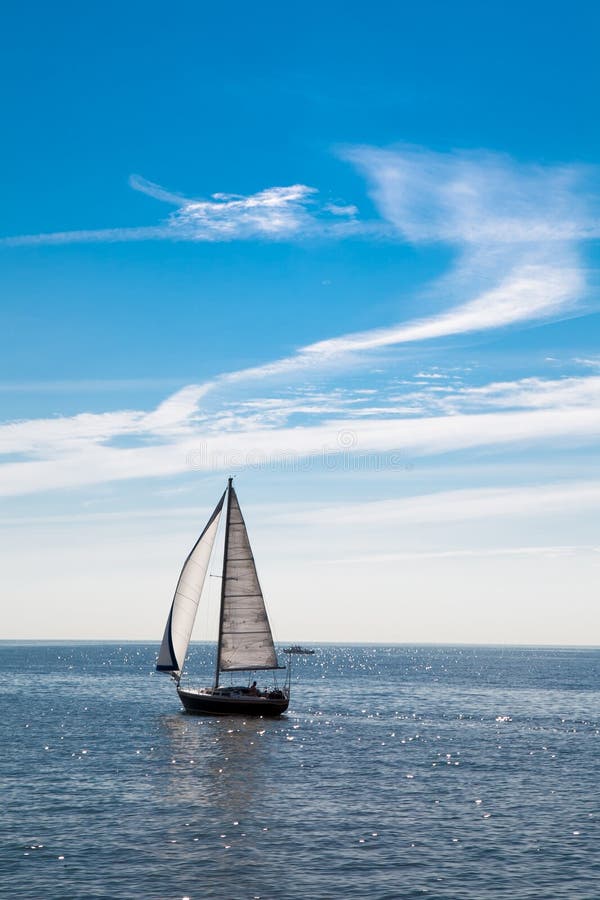Einsames Segelboot Auf Dem Meer Stockfoto - Bild von feiertag, hafen ...