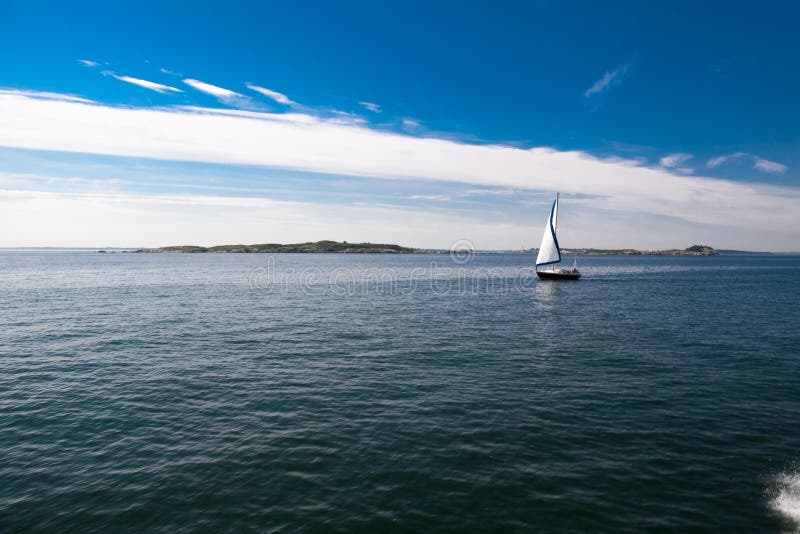 Einsames Segelboot Auf Dem Meer Stockfoto - Bild von feiertag, hafen ...