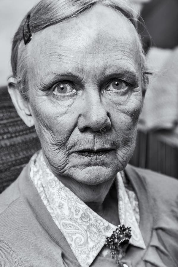 Glückliche alte Frau stockfoto. Bild von dame, stimmung - 58228512