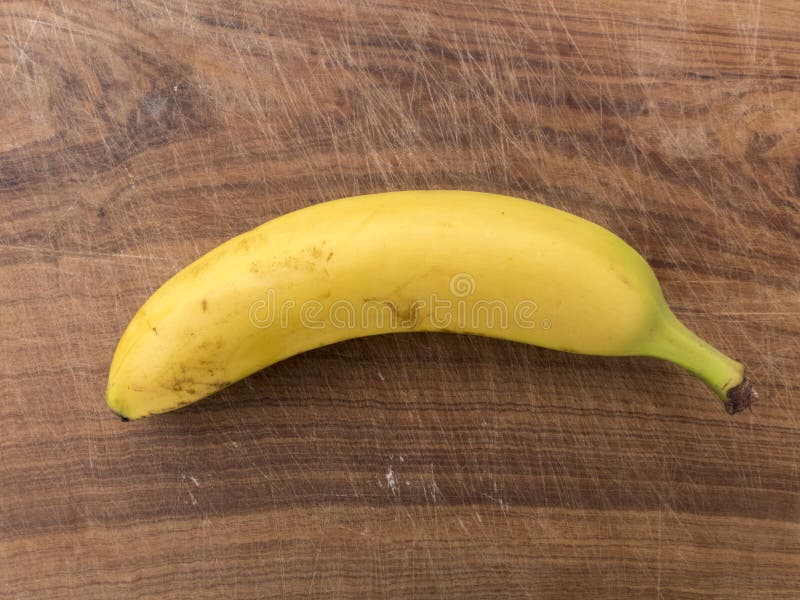 Eine Einzelne Banane Unten Abgezogen Stockbild - Bild von gekurvt ...