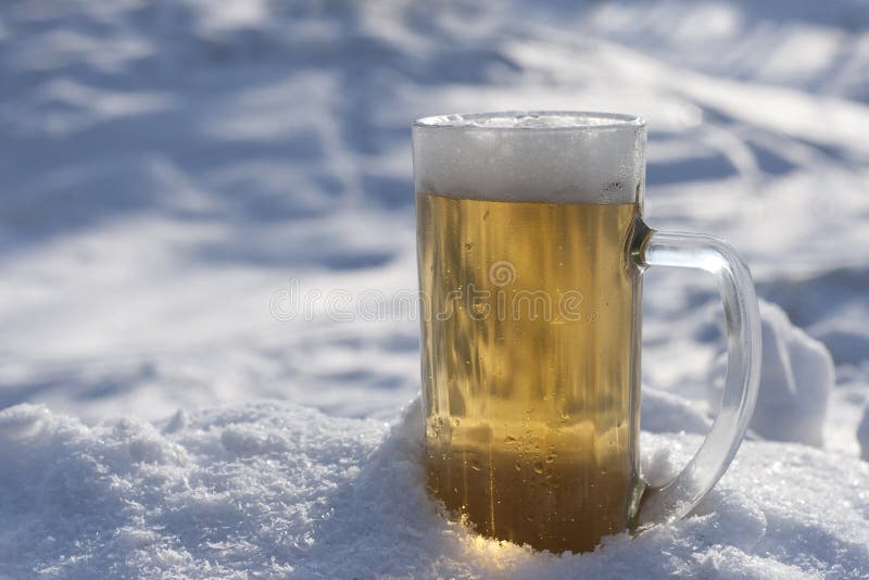 Eis-Bier stockfoto. Bild von schnee, getränk, becher - 18939068
